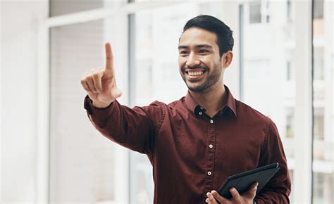 가상 화면 태블릿 및 행복한 사람은 아키텍처 엔지니어링 설계 사이버 Ui 회로도 또는 청사진 디지털 변환을 가리킵니다 창의적인 평면도 Iot 대시보드 Hud 및 건축가