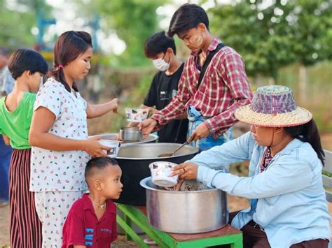 ဆားလင်းကြီးမြို့နယ်တွင် ရက်ရှည်စစ်ရှောင်စခန်းကို ထမင်းတစ်နပ်လှူဒါန်း Khit Thit Media
