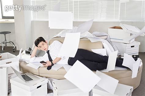 대한민국 비즈니스 근로시간 주제 화이트칼라 전문직 일 물리적활동 한명 사람의수 지루함 컨셉 번아웃증후군 스트레스 이미지