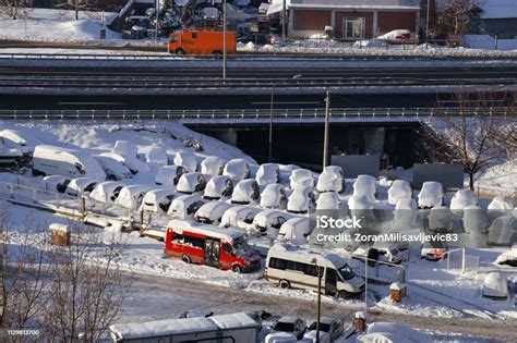 자동차 주차 및 거리에 큰 눈 층으로 덮여 있습니다 겨울의 도시 눈송이 함께 거리에 눈이 볼 수 있습니다 설 시즌에 많은 자동차는 겨울 날에 떠도는 눈 때문에 눈 0명에