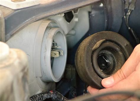 تعویض لامپ چراغ خودرو نیکنام