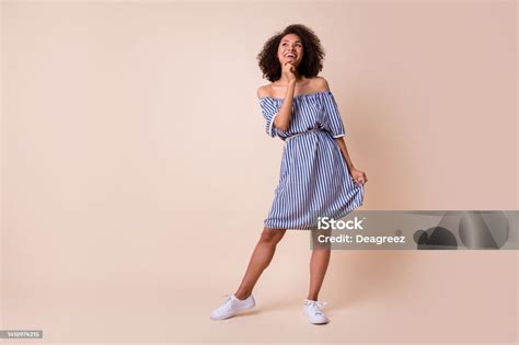 몽환적인 귀여운 소녀가 어깨 옷을 입고 빈 공간 팔 턱 고립 베이지 색 배경을 바라 보는 전체 길이 사진 20 24세에 대한 스톡 사진 및 기타 이미지 Istock