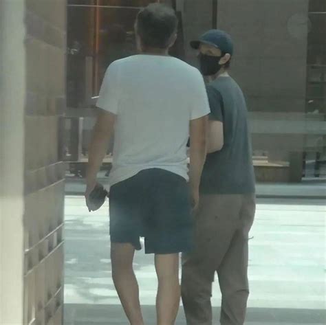 桂纶镁与55岁男友约会驼背佝偻就是白发老头像一对父女不配 头发 显得 黑色