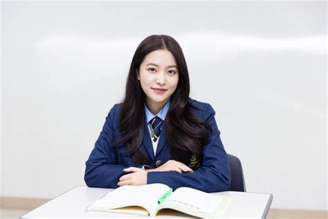 金艺琳在新剧《bitch X Rich》中以霸气的面貌展现了 金艺琳牌黑暗青春” 360娱乐，你开心就好