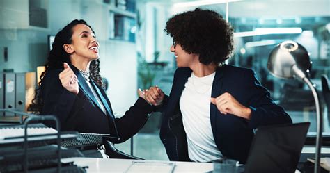 축하 회사 이익 및 지원을 위해 사무실에서 사업가들과 함께 춤 성공 및 팀워크를 발휘합니다 재무 계획 거래 및 승자 기대 및 좋은 소식을 위한 직원과의 파트너십 20 24