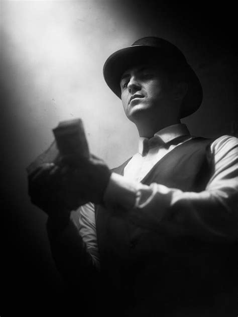 1930 년대 1940 년대 갱스터 갱스터 패션 검은 색 양복 구식 그림자 극적인 조명 껄끄 러운 날씬한 남아메리카 남자 넥타이 느와르 돈 돈