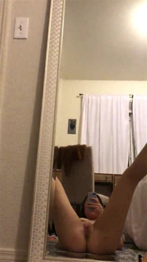 뜨거운 보지를 가진 젊은 소녀의 누드가 온라인에 유출되었습니다 Cnn Amador