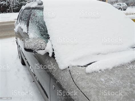 앞유리에 눈과 얼음 복고풍 차량의 백미러 겨울 운전 조건 눈 청소 겨울에 도로 교통 금속 자동차 눈표류와 슬러시 가리기에 대한 스톡 사진 및 기타 이미지 Istock