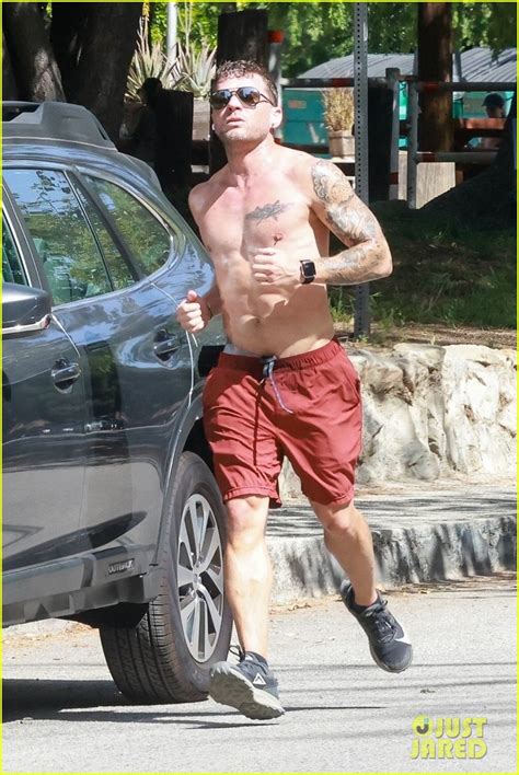 Ryan Phillippe Went Shirtless For His Outdoor Workout And He Looks Great