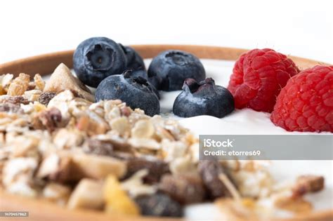흰색 배경에 격리된 그릇에 담긴 아침 식사를 위한 베리와 뮤즐리를 곁들인 요구르트 0명에 대한 스톡 사진 및 기타 이미지 0명 건강한 식생활 건포도 Istock