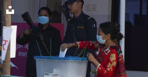 빨간 드레스를 입은 여자와 마이크를 들고 마스크를 쓴 남자 사진 Unsplash의 무료 여자 이미지