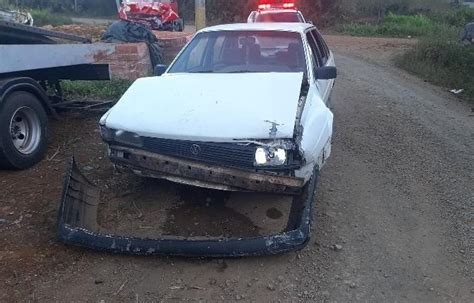 Adolescente Causa Acidente Após Pegar Carro Escondido Dos Pais Rádio
