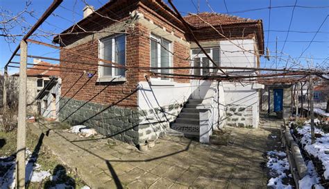 Самостоятелна къща Едноетажна къща 94 кв м РЗП 500 кв м двор Къщи Вили Карнобат Самос