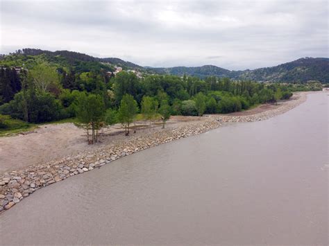 საავტომობილო ქალაქ ქუთაისში საერთო ჯამში 1 2 კმ იან მონაკვეთზე მდინარე რიონის ნაპირსამაგრი