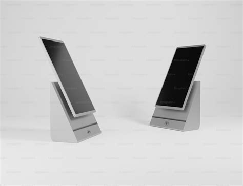 하얀 스탠드 위에 앉아 있는 컴퓨터 모니터 사진 Unsplash의 결제 장치 이미지