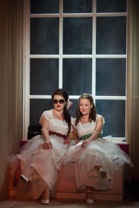 Пет жени в еднакви рокли Драматичен Театър Пловдив