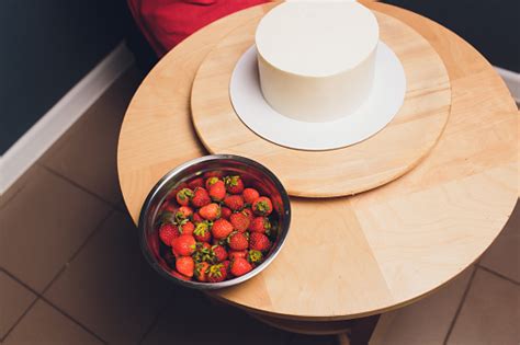 딸기로 장식 된 과자는 흰색 크림비스킷 케이크 케이크는 나무 테이블에 서 있다 수제 페이스트리 요리 케이크의 개념 가방에 대한 스톡 사진 및 기타 이미지 Istock