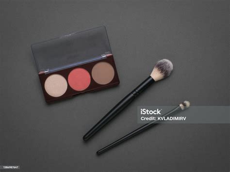 어두운 회색 배경에 그림자와 메이크업 브러시 세트 플랫 레이 0명에 대한 스톡 사진 및 기타 이미지 0명 개인 장식품 개체 그룹 Istock