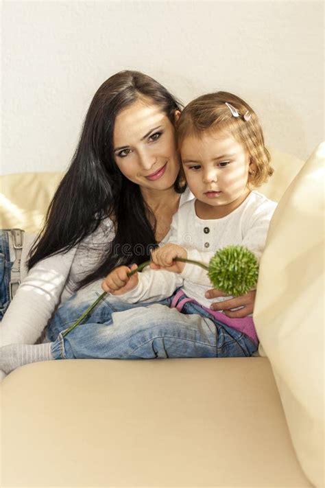 Madre E Hijo Jugando En Casa Imagen De Archivo Imagen De Retrato Juego