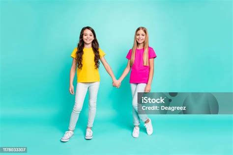 청록색 배경으로 고립 된 동안 두 개의 좋은 귀여운 아름다운 친절한 친절한 소녀의 전체 길이 몸 크기 사진 초등학교 나이에 대한 스톡 사진 및 기타 이미지 Istock