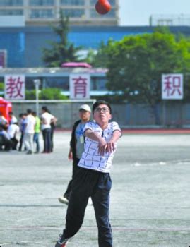 实心球投掷动作要领 360新知