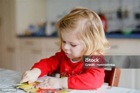 사랑스러운 어린 유아 소녀 금발의 아이 집이나 유치원에서 퍼즐을 가지고 연주 귀여운 행복한 건강한 아이가 수수께끼와 사진을 만드는 아기를 위한 개발 및 교육 단계 가정