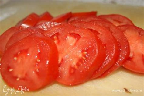 Салат с курицей, киви и помидором. Ингредиенты: куриное филе, помидоры ...
