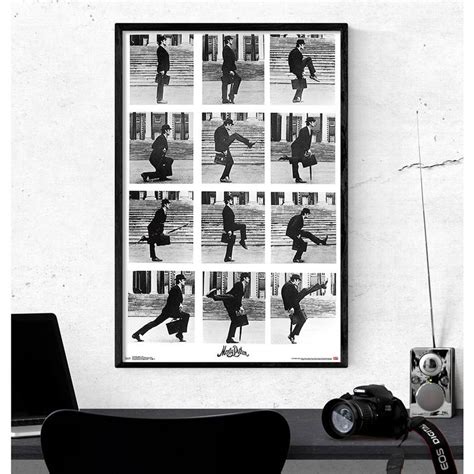 Постер Monty Python Silly Walks Peep Където се крият подаръците