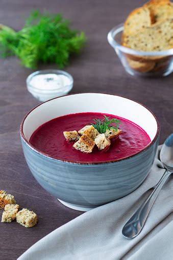 녹색과 크루통을 곁들인 수프야채 수프의 회색 그릇 나무 배경에 빵과 화이트 크림비트 크림 수프 의 그릇 복사 공간이있는 건강한 다이어트 점심 세로 0명에 대한 스톡 사진 및
