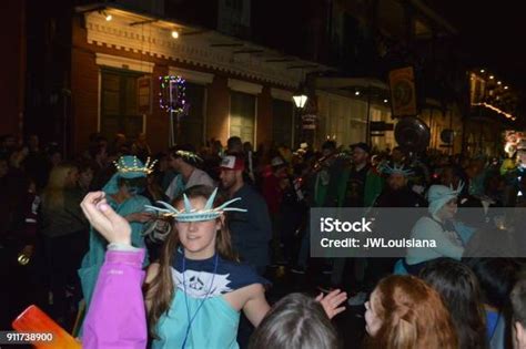뉴 올 리 언 즈 라프렌치 쿼터에 Krewe Du Vieux 퍼레이드에서에서 마디 그 라 2018 Brass Band에 대한 스톡 사진 및 기타 이미지 Istock