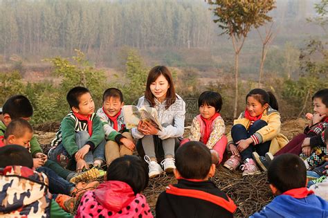 微笑的指导教师摄影乡村教师和小学生在户外学习高清图片下载 正版图片501960618 摄图网