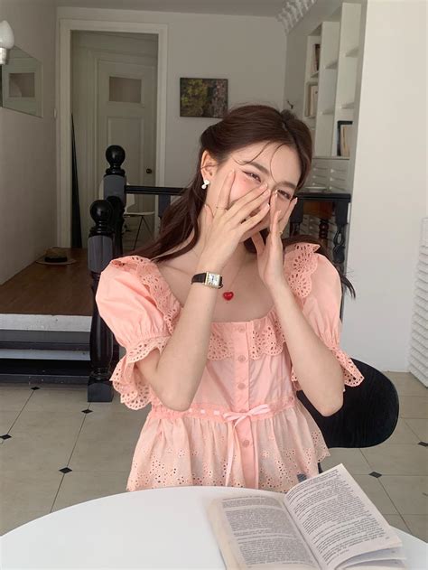 베이지하루 스퀘어넥 펀칭 레이스 블라우스 상의 탑 크롭 반팔 프릴 셔링 소매퍼프 햅번풍 귀여운 볼륨 러블리 허리리본 봄 여름 간절기 데일리룩 20대 30대 40대 여성 여자