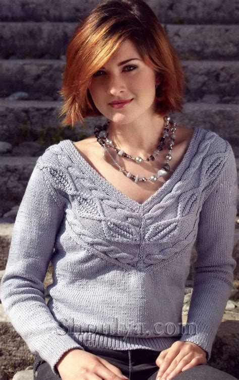 Пуловер с V образным вырезом и узором из ромбов — схемы с описанием для вязания