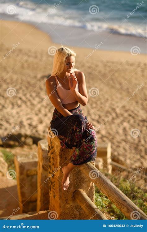 Donna Che Si Gode Il Tramonto Su Una Bella Spiaggia Immagine Stock Immagine Di Bello Litorale