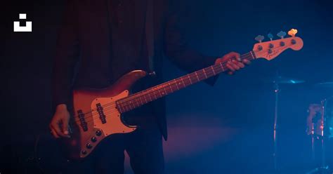 무대에서 일렉트릭 기타를 연주하는 남자 사진 Unsplash의 무료 악기 이미지