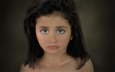 무료 이미지 사람들 소녀 여자 사진술 귀엽다 애정 초상화 사진관 어린이 레이디 표정 어린 시절 말뿐인 헤어 스타일 미소 입 긴 머리 닫다