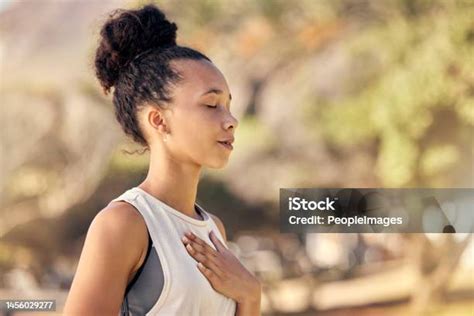 흑인 여성 숨을 쉬고 가슴에 손을 대고 명상과 웰빙을 위해 휴식을 취하기에 평화롭습니다 보케 아프리카 계 미국인 여성과 야외 여성 자연에서 호흡과 운동과 건강을 위해 침착
