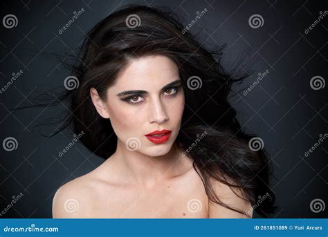 Su Belleza Es Inigualable Retrato De Una Bella Joven Posando Sobre Un