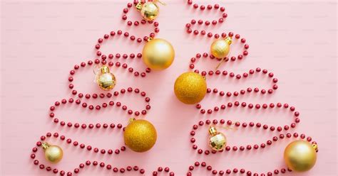 빨간 화환 황금 싸구려 및 별과 별과 만든 크리스마스 트리 평평한 누워 평면도 오버 헤드 크리스마스 창조적 인 레이아웃입니다 크리스마스 겨울 휴가 새해 개념