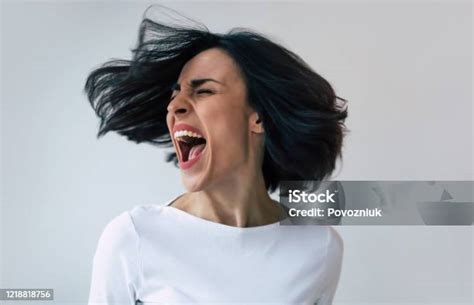 정신병 양극성 장애와 우울한 에피소드로 인해 큰 소리로 비명을 지르는 흰색 티셔츠를 입은 젊은 여성의 클로즈업 사진 T 셔츠에 대한 스톡 사진 및 기타 이미지 Istock