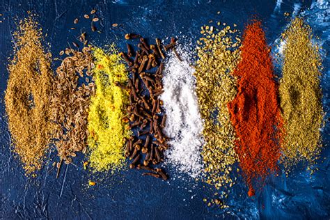 다양한 향신료 지상 심황 고추 생강 계피 허브 조미료 소금 파프리카 캐러웨이 씨앗 테이블에 위에서 볼 수 있습니다 향기로운 인도 향신료 카레 가루에 대한 스톡 사진 및 기타
