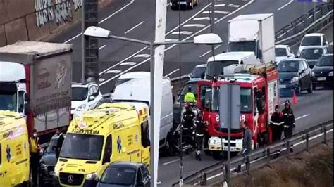 Colas De Hasta Diez Kilómetros En La A 2 Por El Accidente De Un Camión
