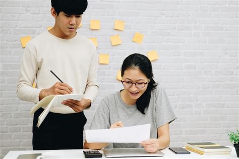 Premium Photo Man Woman Colleagues Analyzing Data On Computer Startup Teamwork Coworking Team