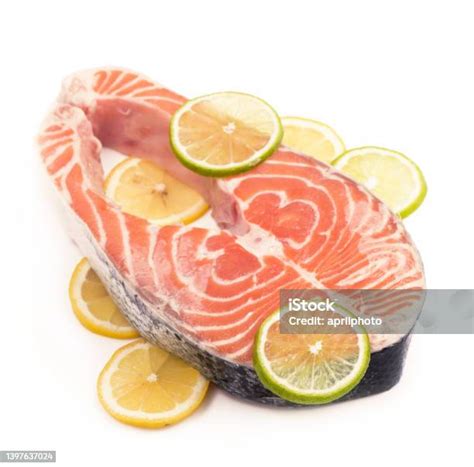 생선 조각을 슬라이스 흰 배경에 붉은 물고기의 스테이크 굽기에 대한 스톡 사진 및 기타 이미지 굽기 물고기 뼈 없는 부드러운 살 Istock