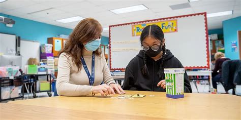 단 한 명의 믿을만한 어른이 우리 친구의 곁에 멘토로 있다면 우리 친구의 삶은 달라질 것입니다 멘토는 우리 친구들의 대학 진학 또는 취업 준비를 돕습니다 어린이청소년