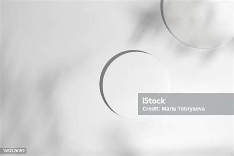 그림자가 있는 흰색 원형 연단의 모형 제품 프레젠테이션을 위한 최소한의 미용 배경 평면도 0명에 대한 스톡 사진 및 기타 이미지 Istock