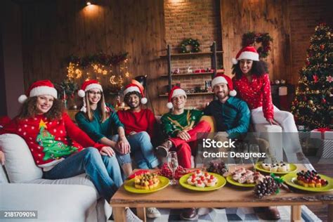 좋은 젊은이 앉아 소파 재미 아늑한 크리스마스 장식 인테리어 집 실내 파티 실내 파티의 전체 크기 사진 20 24세에 대한 스톡 사진 및 기타 이미지 Istock