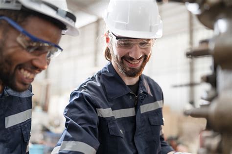 백인과 아프리카계 미국인 엔지니어 남자가 선반 공장에서 선반 기계를 확인하고 있다 20 24세에 대한 스톡 사진 및 기타 이미지