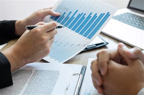 회계 금융 아이디어 프리 젠 테이 션의 새로운 프로젝트와 금융 사업 투자의 회의 전략 계획 작업 및 분석 전문 비즈니스 동료 팀 계획에 대한 스톡 사진 및 기타 이미지