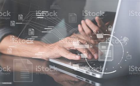 데이터베이스 디렉토리 전자 문서 종이없는 사무실 개념 가상 화면에 전자 문서가있는 랩톱 컴퓨터에서 작업하는 사업가 비즈니스에 대한 스톡 사진 및 기타 이미지 Istock